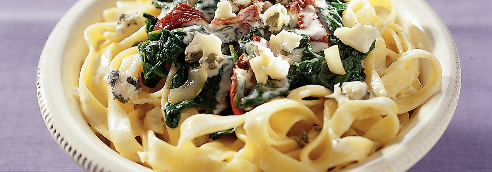 Romige tagliatelle met bladspinazie en roquefort recept - Allerhande | Albert Heijn België