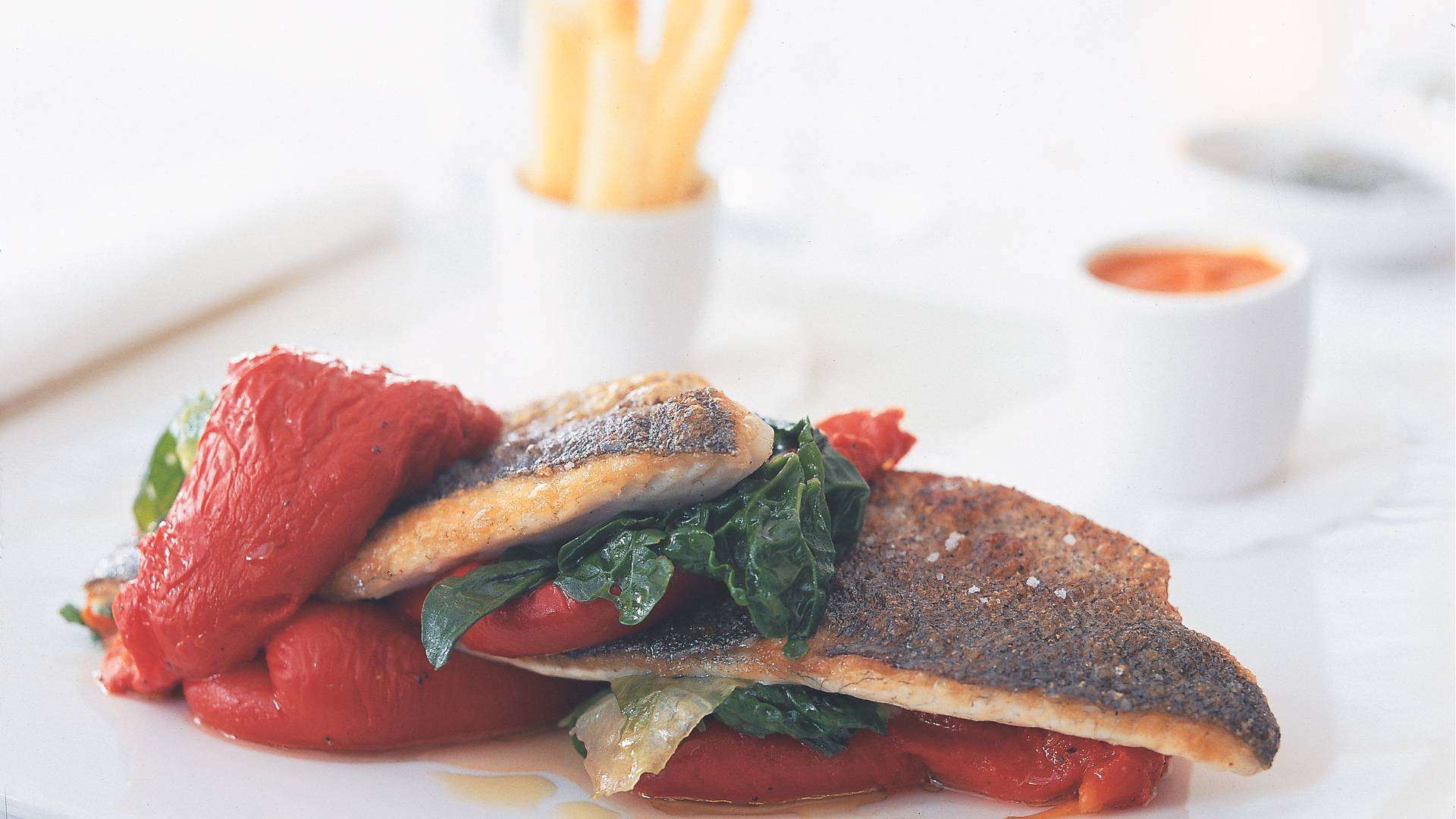 Op de huid gebakken roodbaarsfilet met gepofte paprika recept ...