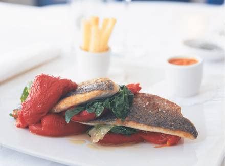 Op de huid gebakken roodbaarsfilet met gepofte paprika recept ...