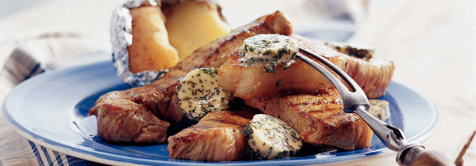 Gegrilde kalfsentrecote met salieboter recept - Allerhande | Albert Heijn