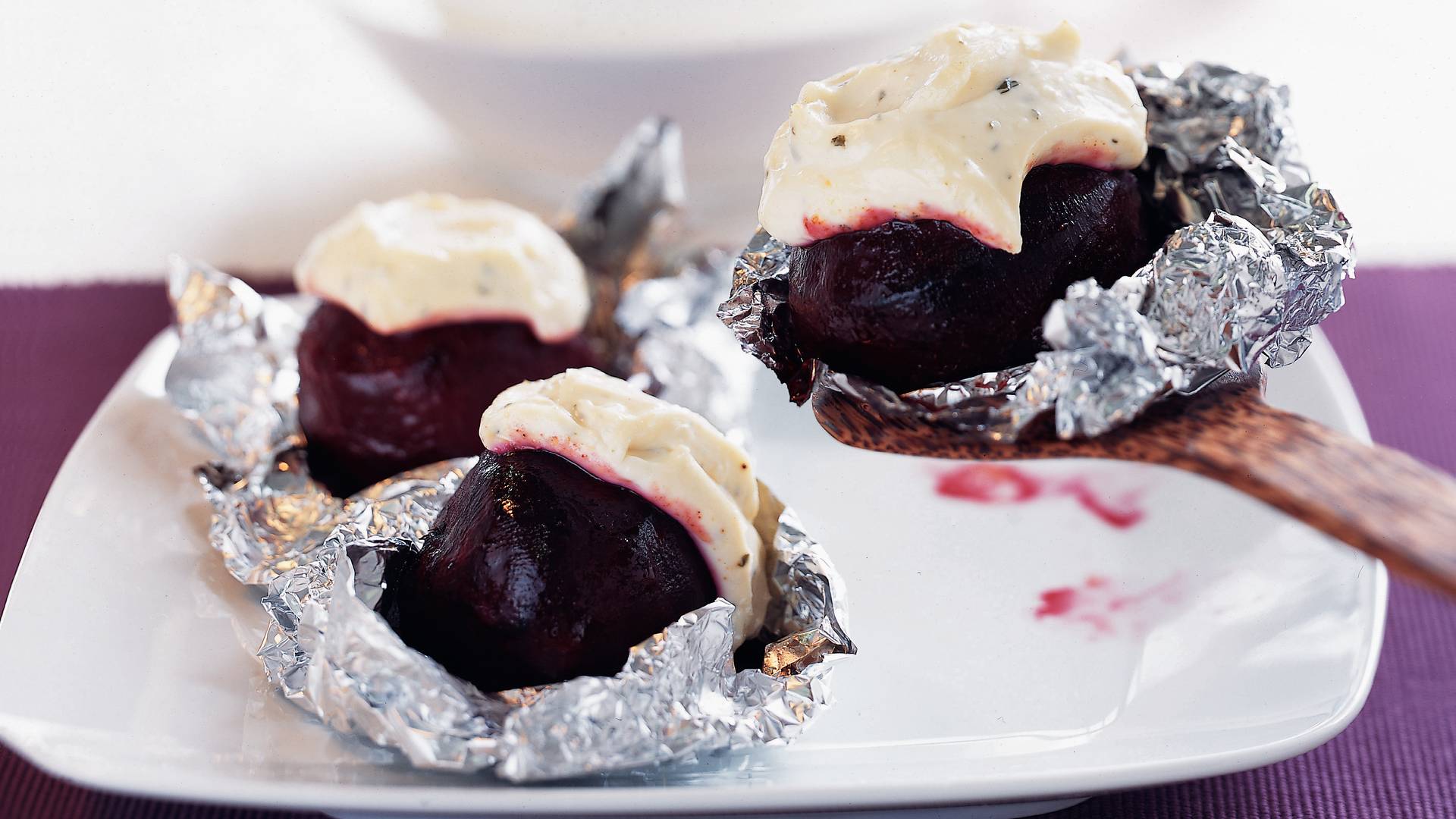 Gepofte bietjes met knoflookroomkaas recept - Allerhande | Albert Heijn ...