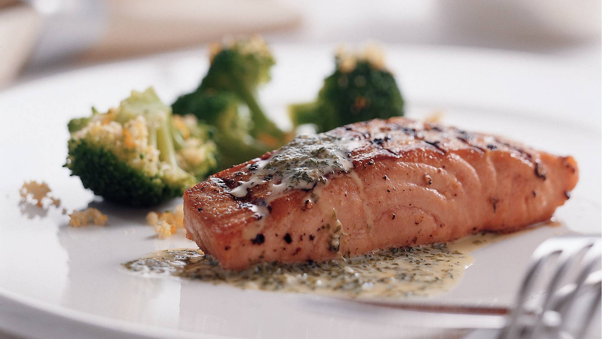 Gegrilde zalmfilet met kervelsaus recept - Allerhande | Albert Heijn