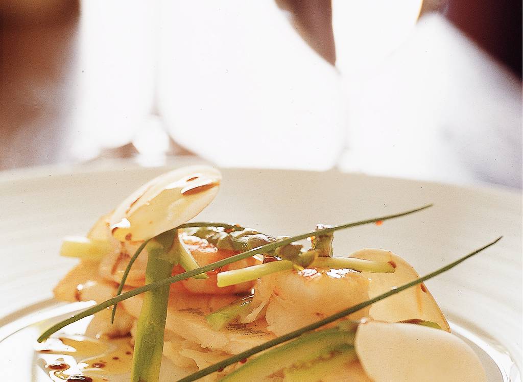 Forelfilet met scampi en bloemkool-aspergessalade recept - Allerhande ...