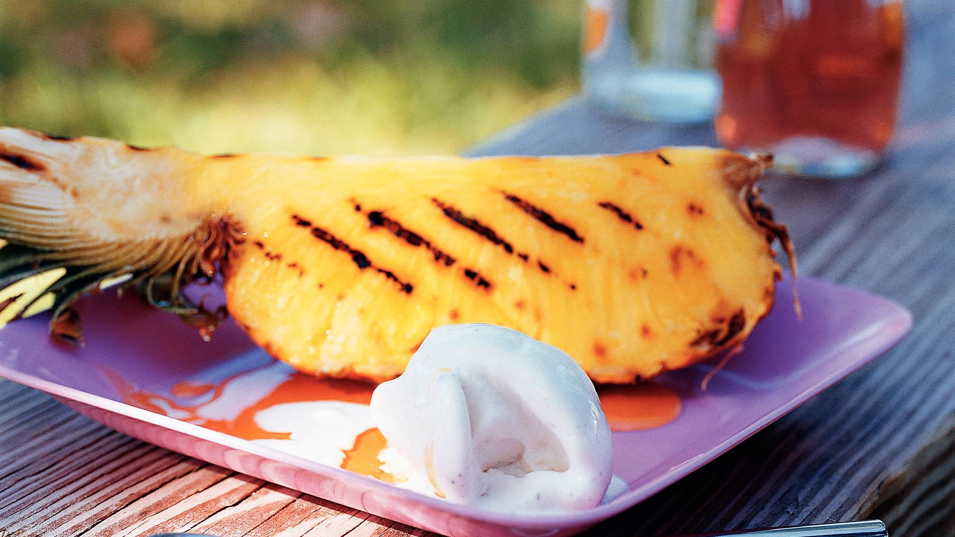 Ananas met gember-rumsiroop en ijs recept - Allerhande | Albert Heijn ...