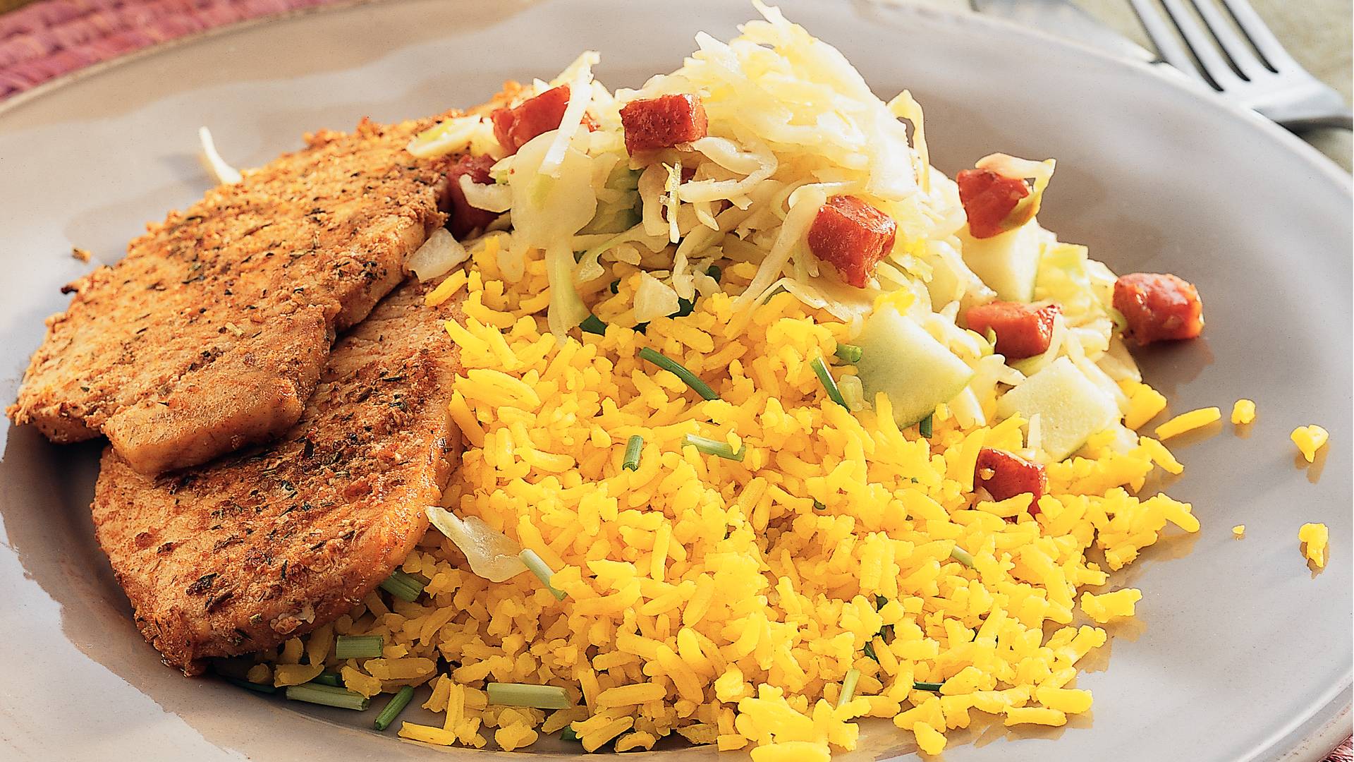 Varkensvlees met roergebakken kool, appel en gele rijst recept ...