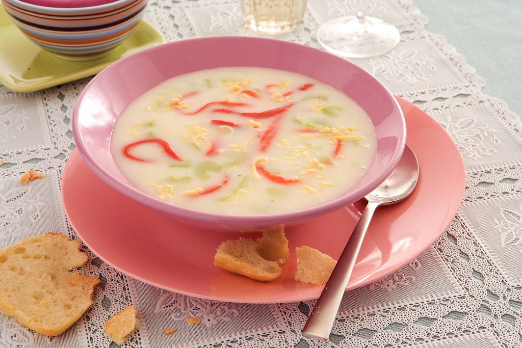 Kaas-selderijsoep met paprika recept - Allerhande | Albert Heijn