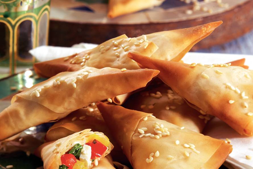 Filodeegdriehoekjes met witte kaas recept - Allerhande | Albert Heijn