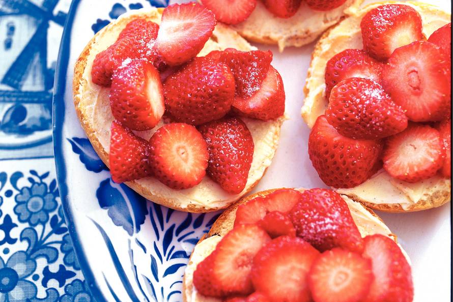 Beschuitje met vanilleboter en aardbeien recept - Allerhande | Albert ... Beschuitje met vanilleboter en aardbeien recept - Allerhande | Albert ...