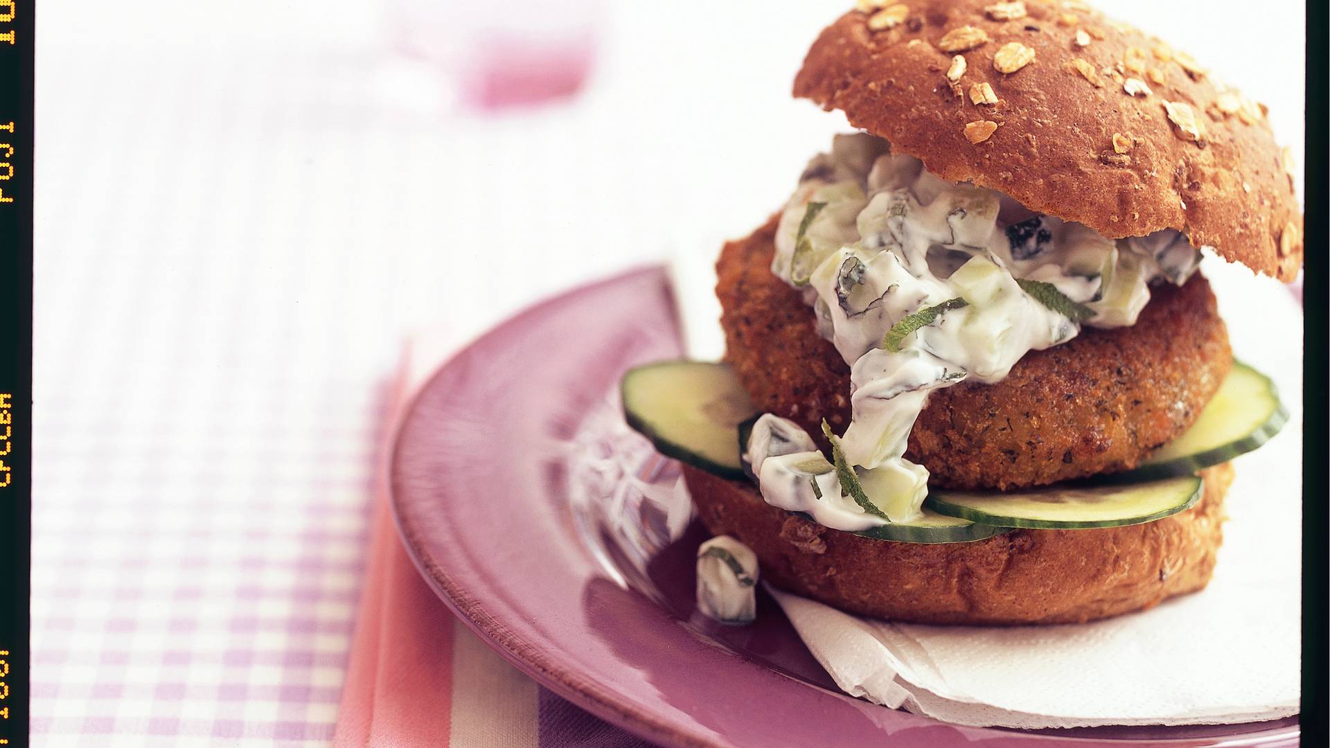 Griekse groenteburger met komkommersalade recept - Allerhande | Albert ...