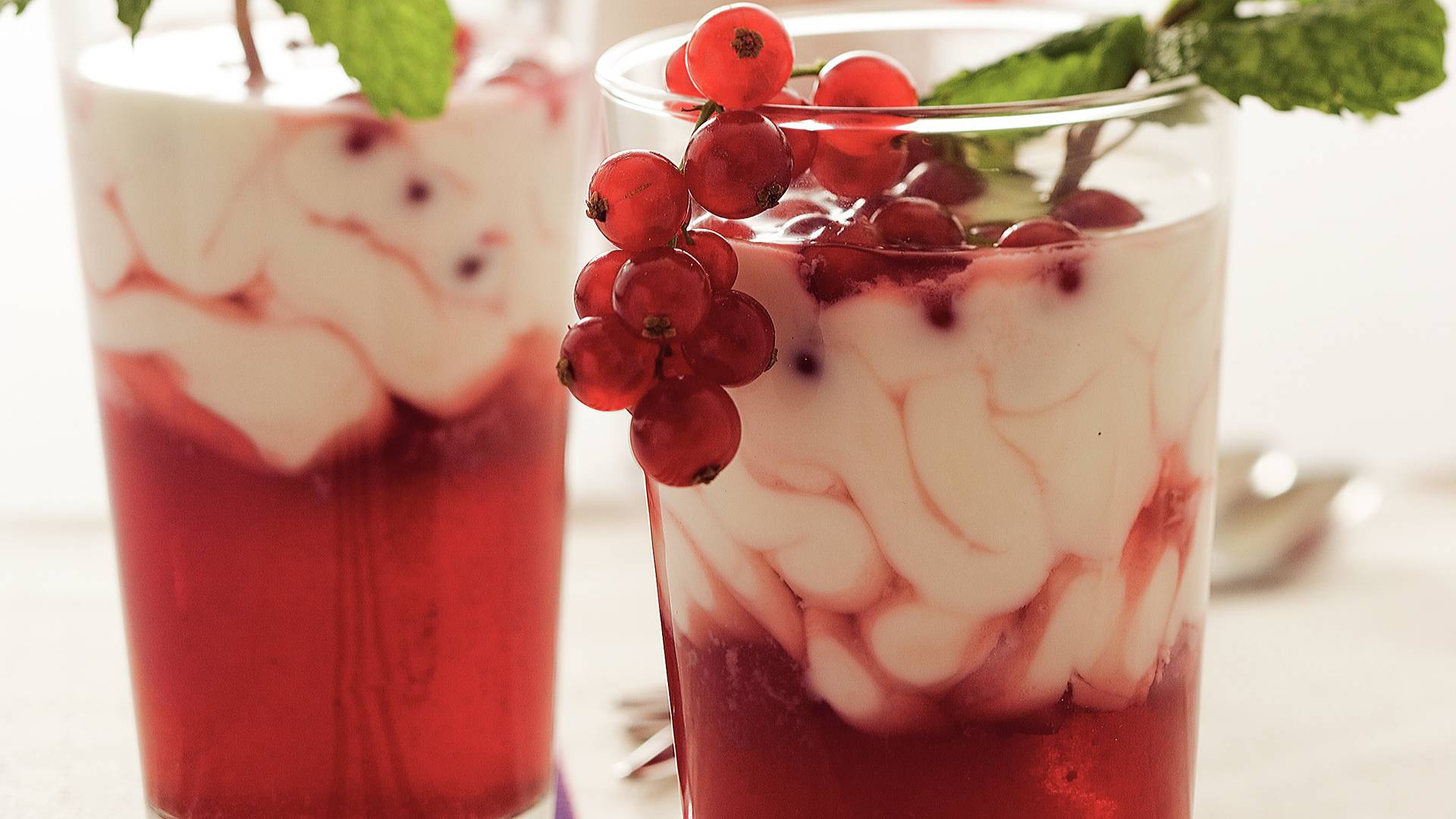 Ontbijtcocktail met rode bessen recept - Allerhande | Albert Heijn