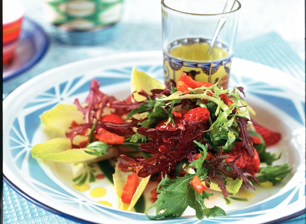 Mosterdblad met witlof, aardbeien en spekjes recept - Allerhande ...