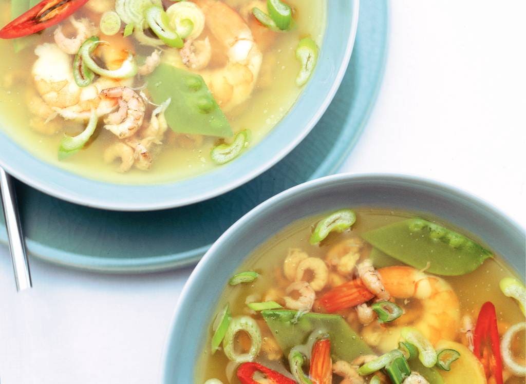 Heldere bouillon met garnalen, gember en citroengras recept ...
