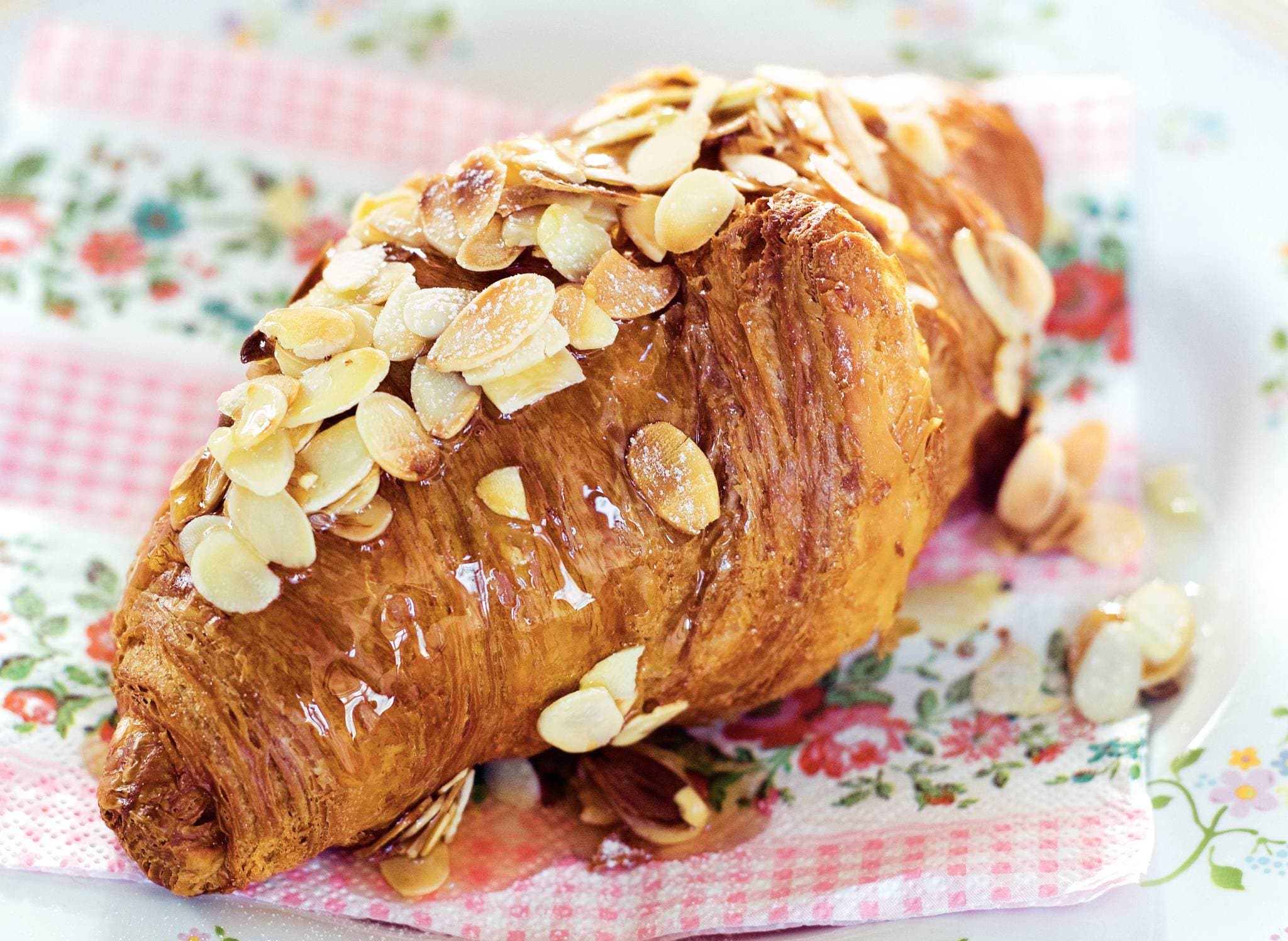 Croissant met honing en geroosterde amandelen recept - Allerhande ...