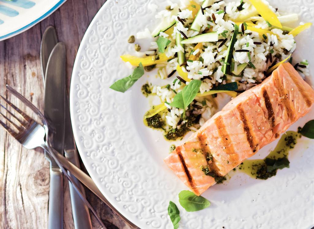 Zalmfilet met basilicumolie en rijstsalade recept - Allerhande | Albert ...