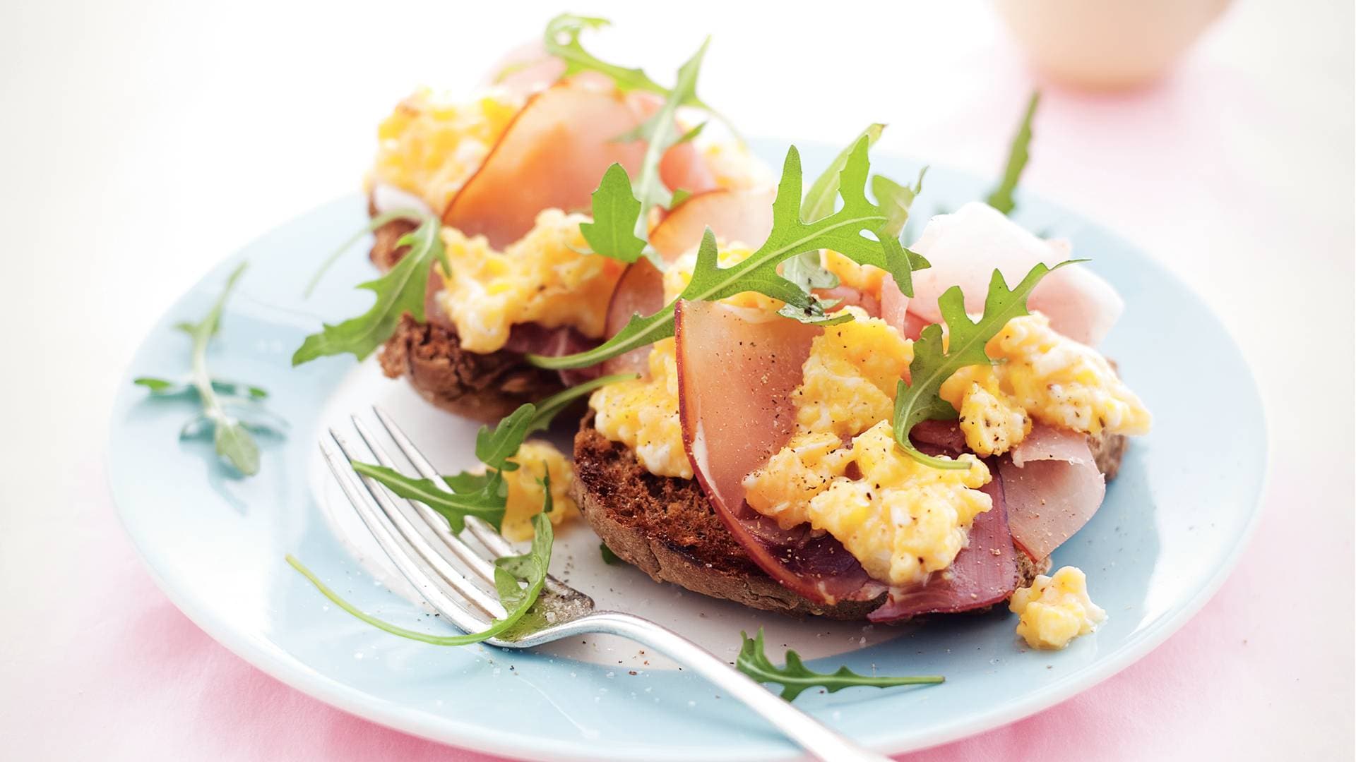 Broodje roerei met rauwe ham recept - Allerhande | Albert Heijn