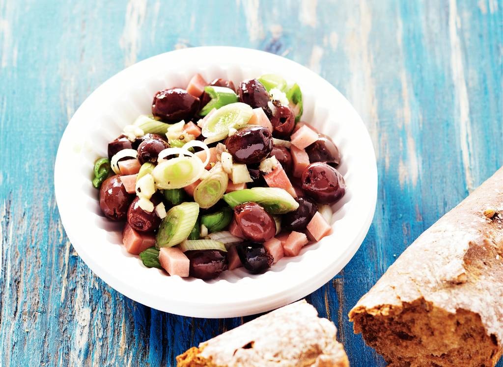 Olijven met ham en bosui recept - Allerhande | Albert Heijn