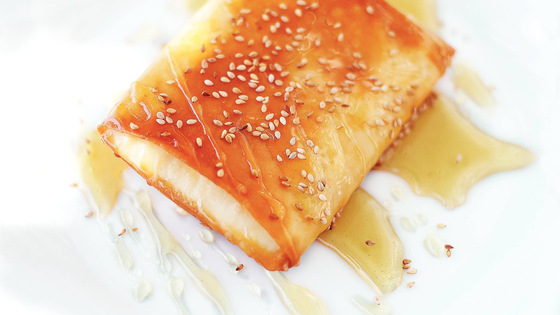 Filodeegpakketjes met witte kaasblokjes en honing recept - Allerhande ...