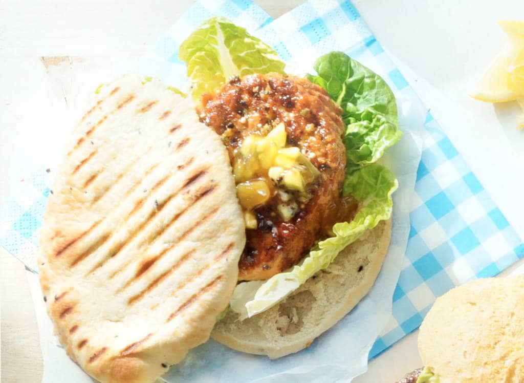 Kipburger met kiwisalsa recept - Allerhande | Albert Heijn