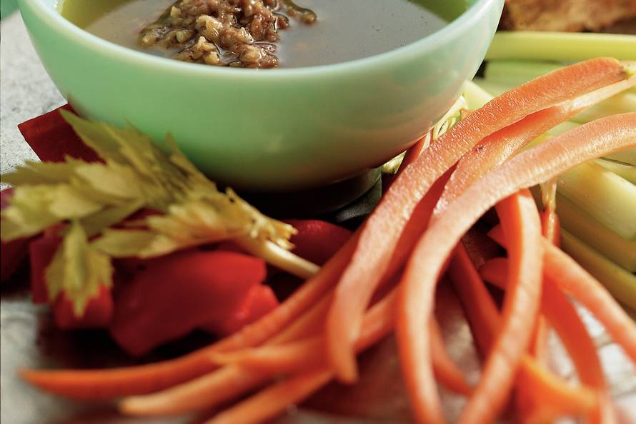 Ansjovis-knoflookdip met rauwe groenten recept - Allerhande | Albert Heijn