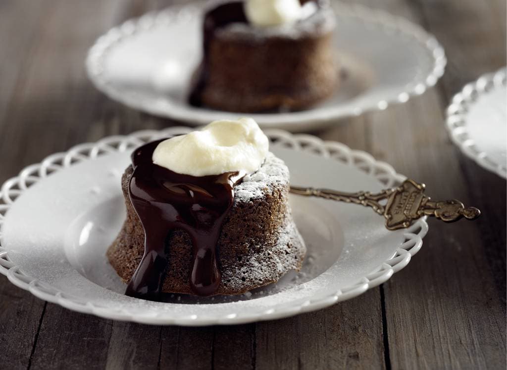 Chocoladecakejes met warme chocoladesaus recept - Allerhande | Albert Heijn