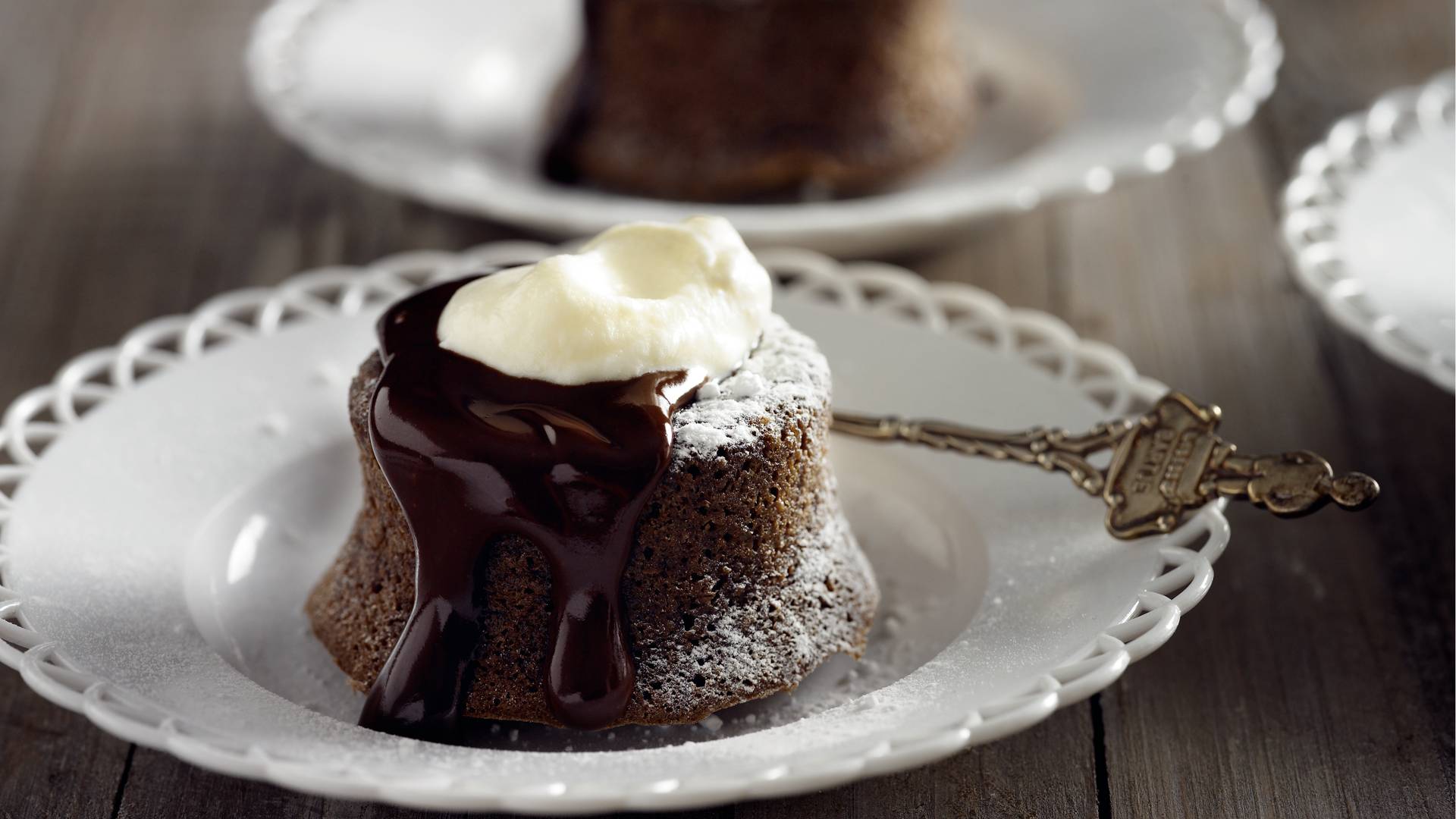 Chocoladecakejes met warme chocoladesaus recept - Allerhande | Albert Heijn