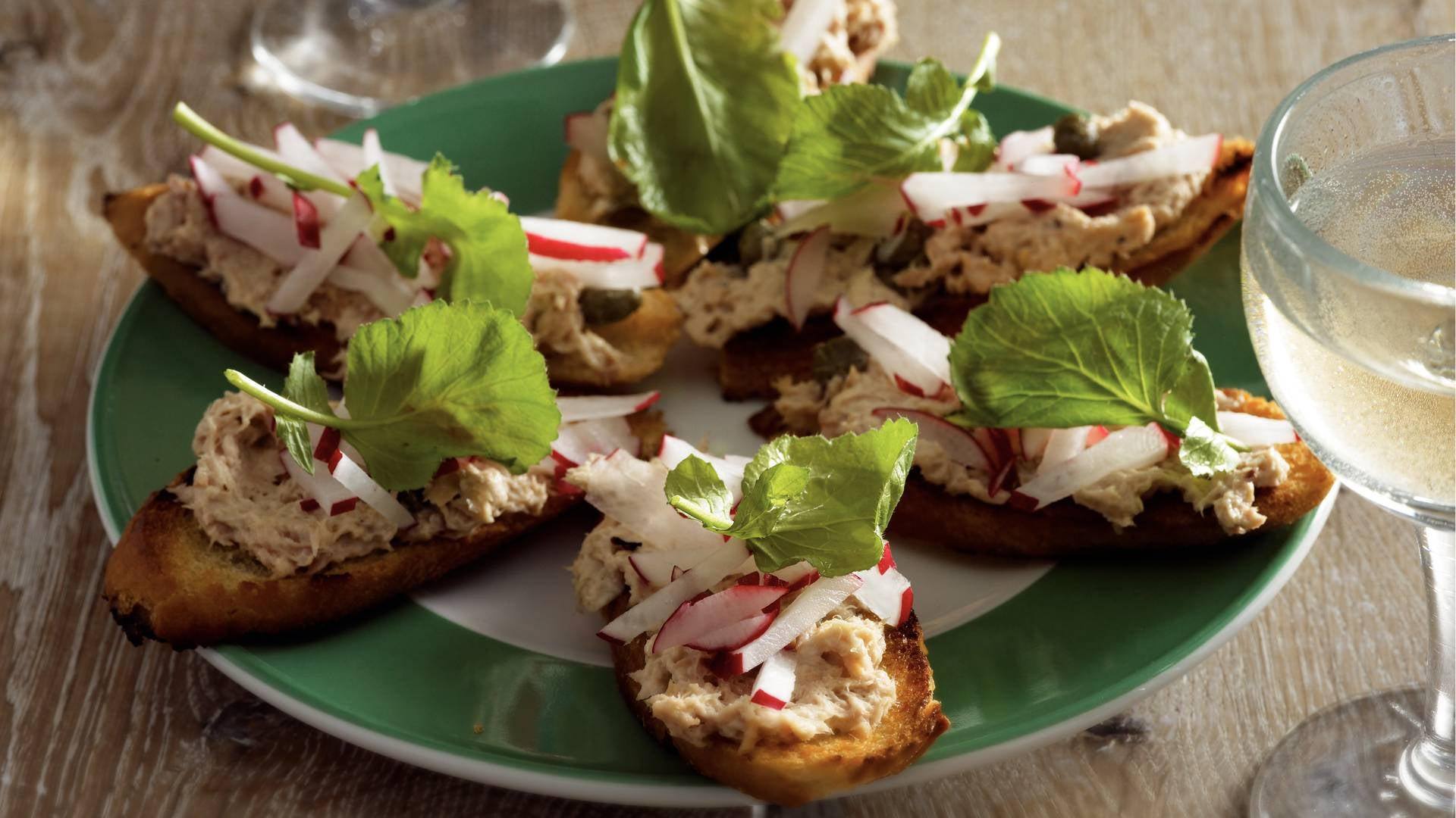 Crostini met tonijn en radijs recept - Allerhande | Albert Heijn