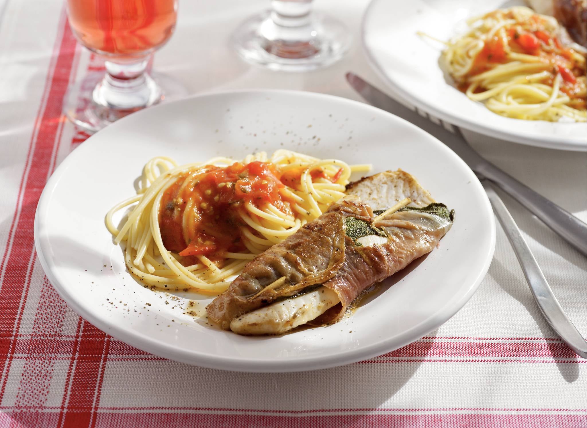 Roodbaars met salie en parmaham recept - Allerhande | Albert Heijn