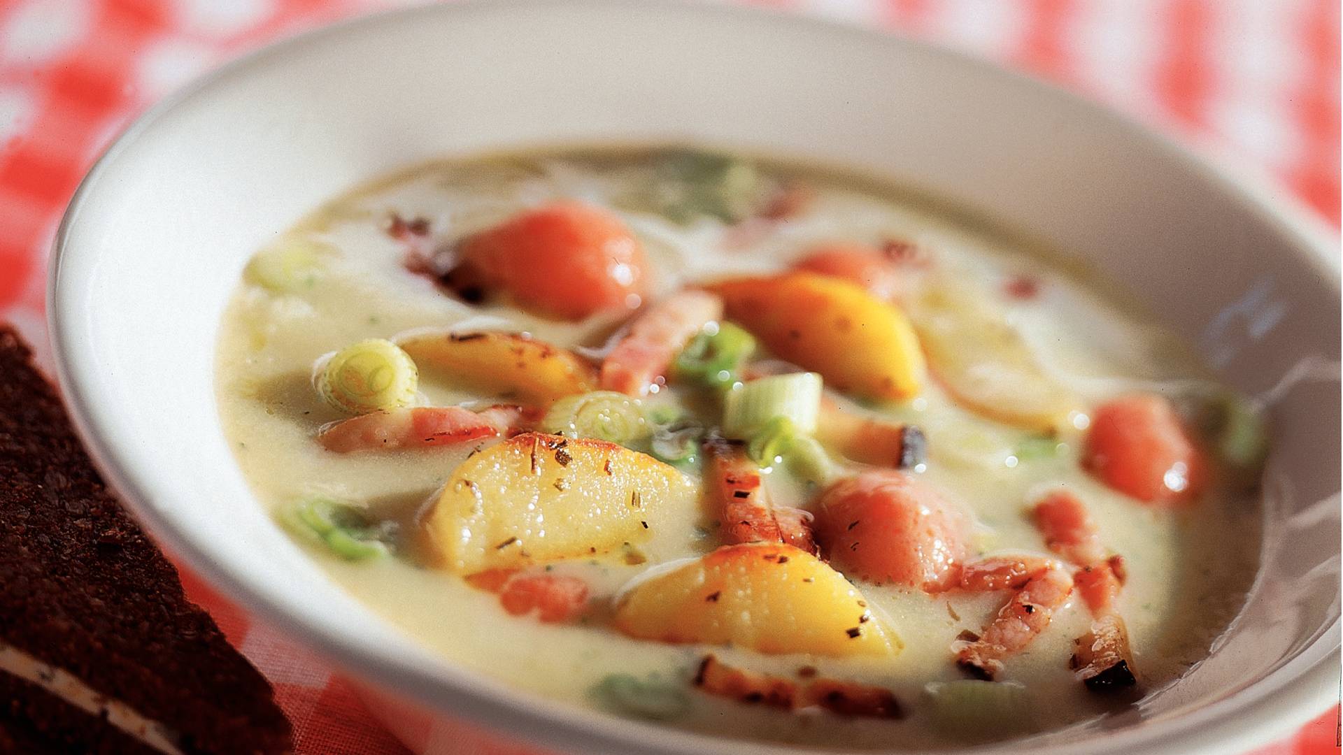 Aardappelsoep met roggebrood recept - Allerhande | Albert Heijn