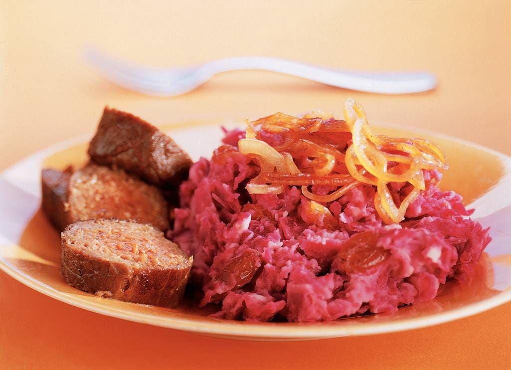 Rodekoolstamppot met rundervinken recept - Allerhande | Albert Heijn