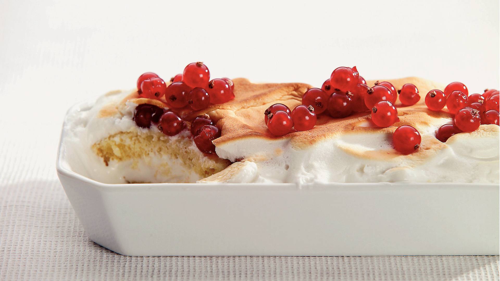 IJsschuim met rode bessen recept - Allerhande | Albert Heijn