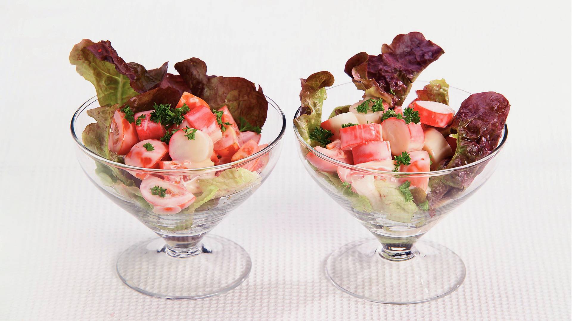 Cocktailsalade met surimi en cherrytomaten recept - Allerhande | Albert ...