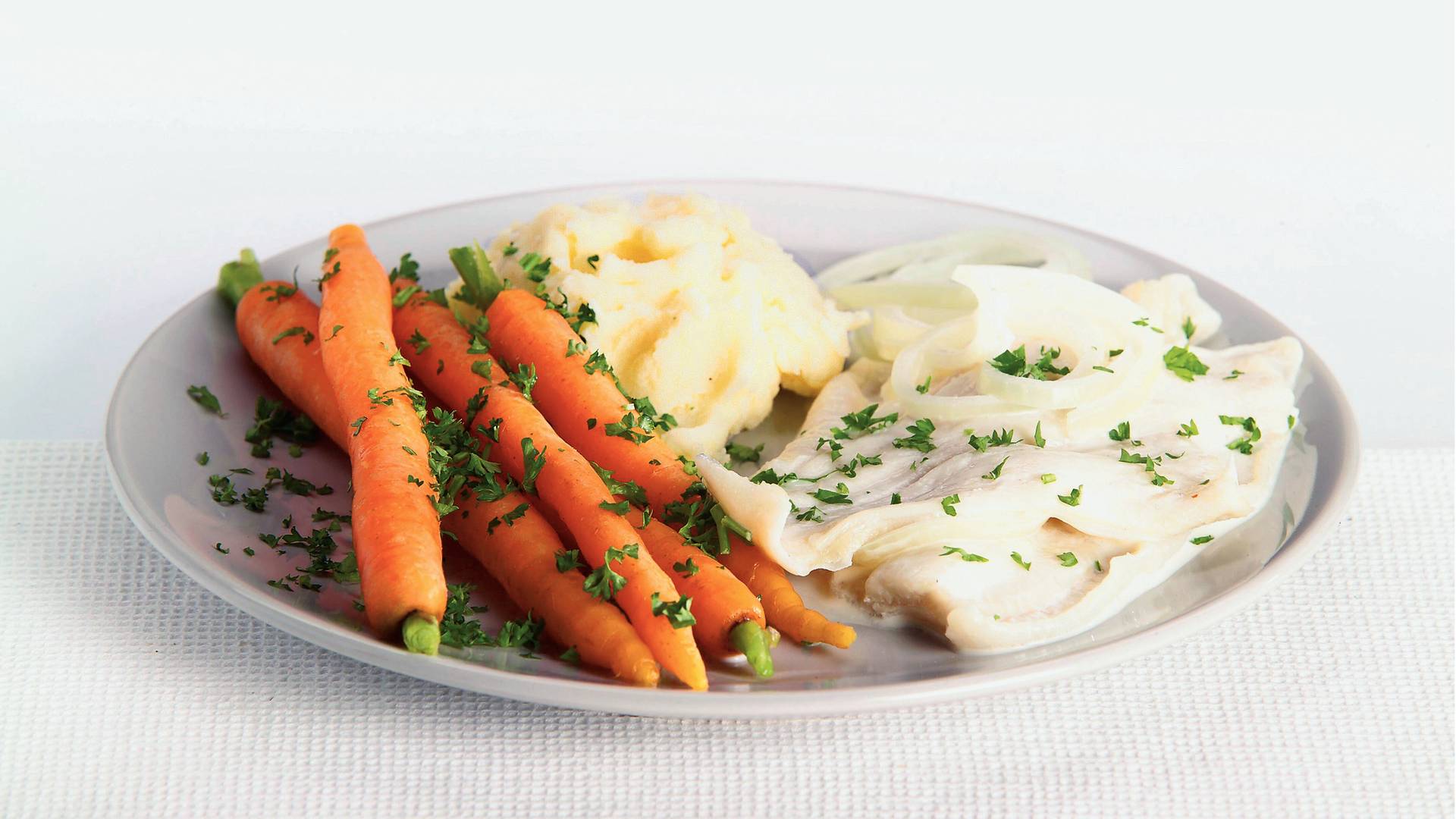 Gestoofde scholfilet met peterseliepeen recept - Allerhande | Albert Heijn