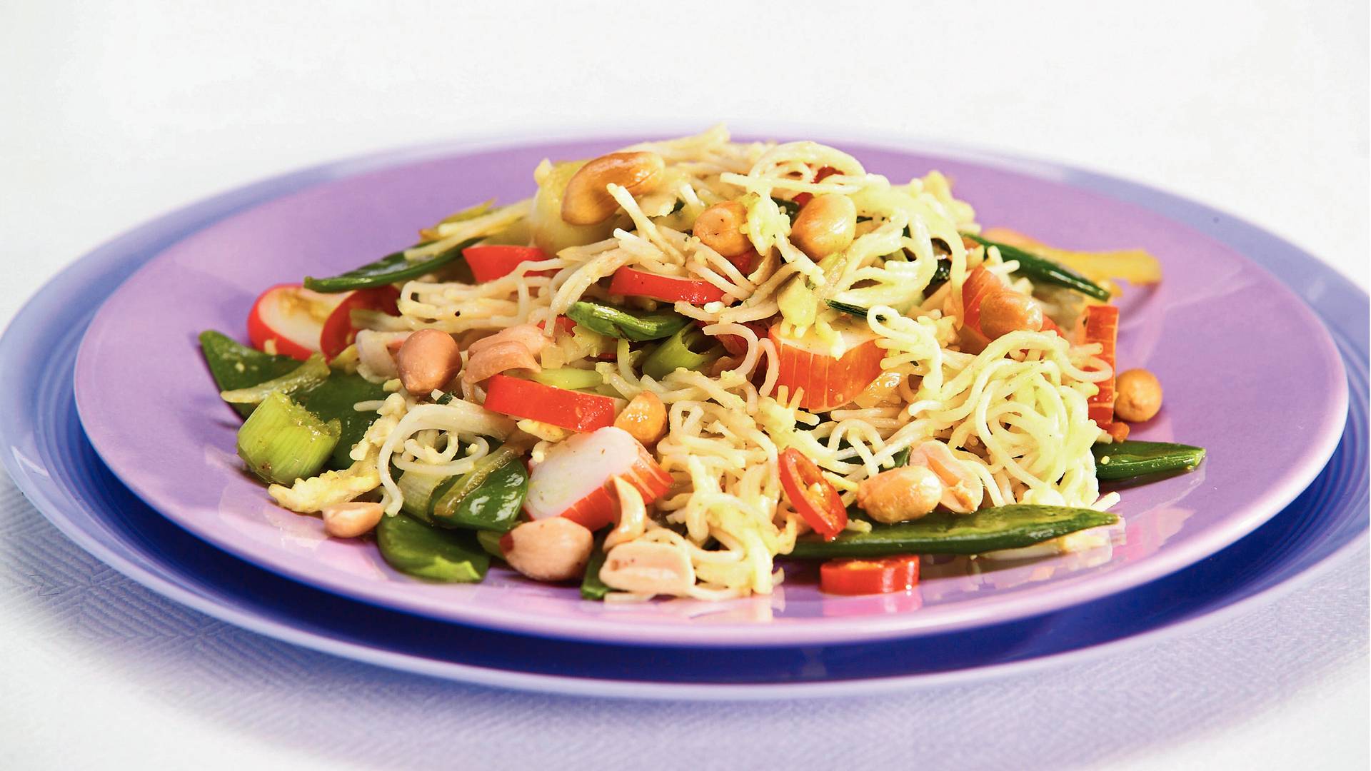 Roerbakmie met surimi recept - Allerhande | Albert Heijn