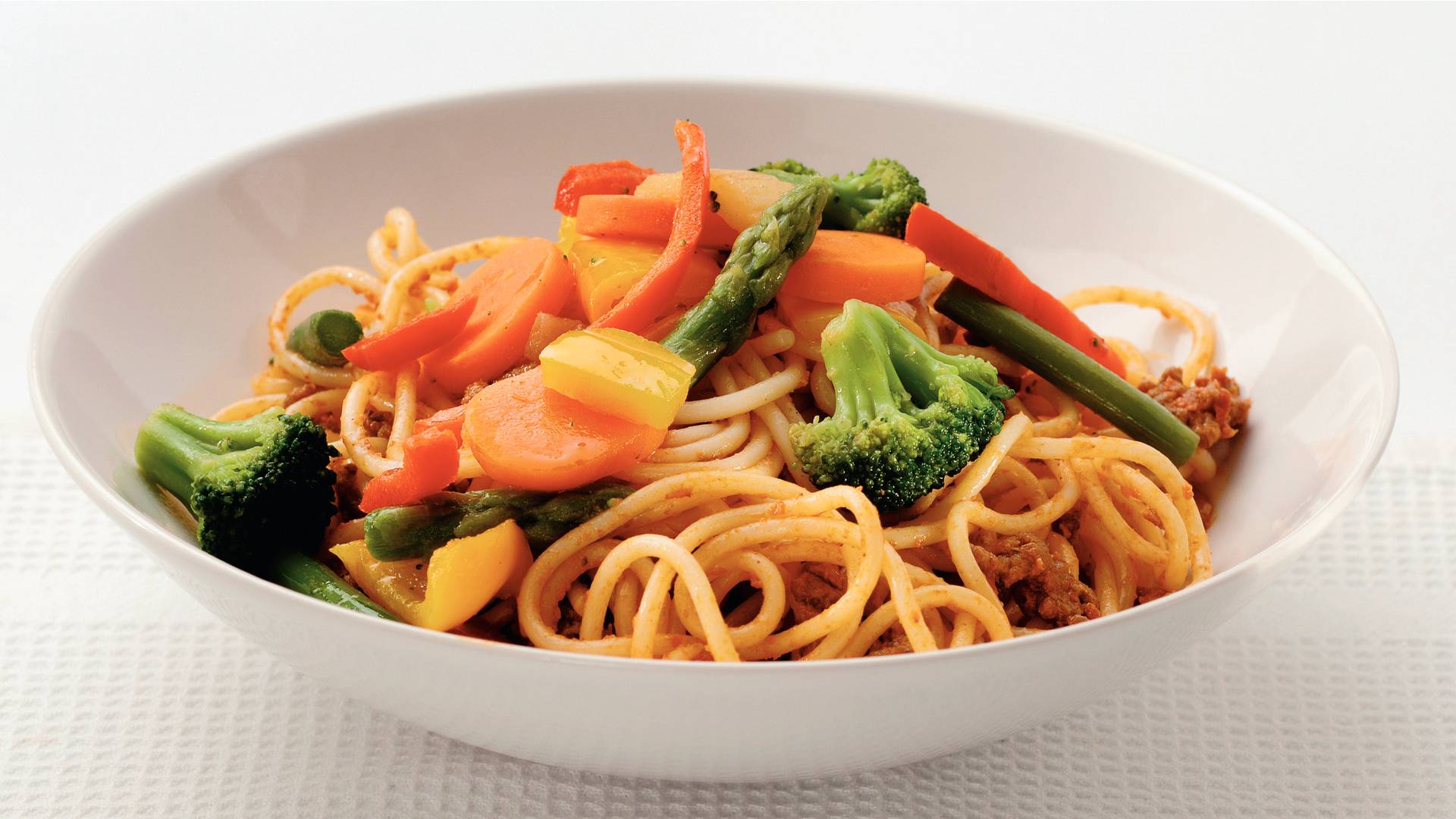 Tomatenspaghetti met Italiaanse groenten recept - Allerhande | Albert Heijn