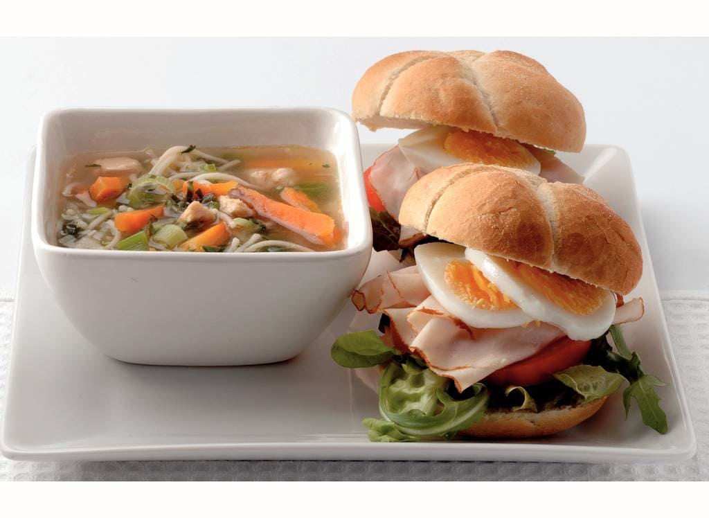 Kippensoep met kipbroodjes recept - Allerhande | Albert Heijn