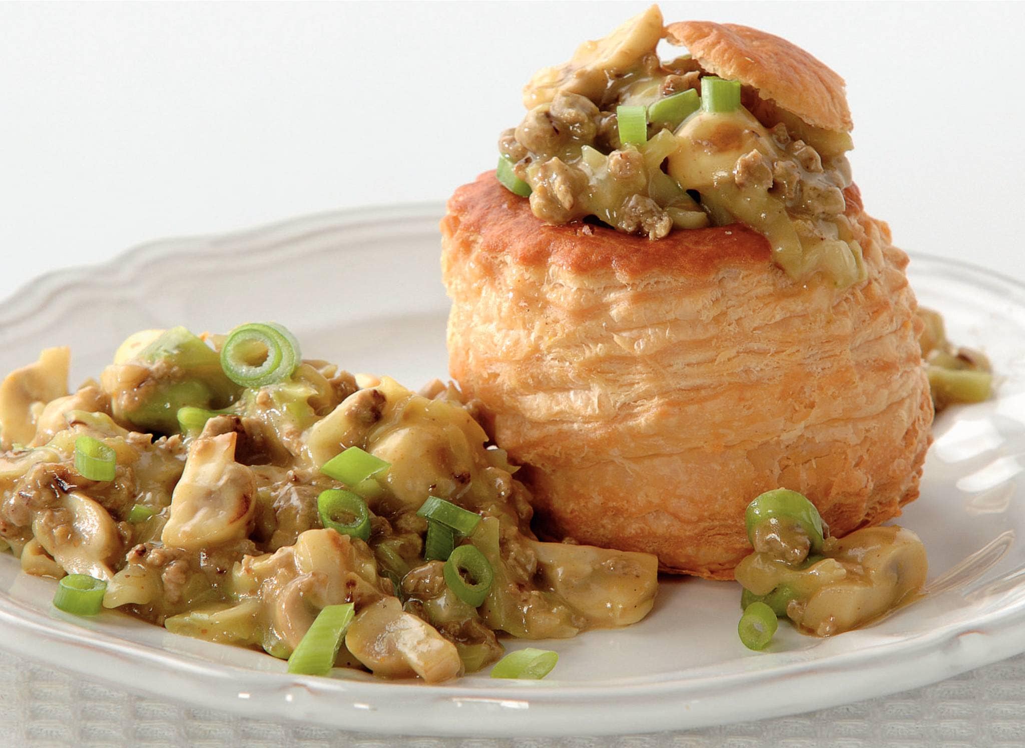 Pasteitjes met bosuitjes en champignons recept - Allerhande | Albert Heijn