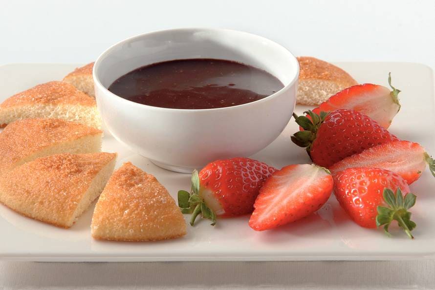 Chocoladedip met aardbeien recept - Allerhande | Albert Heijn Chocoladedip met aardbeien recept - Allerhande | Albert Heijn