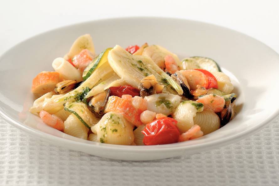 Pipe rigate met zeefruit en basilicumolie recept - Allerhande | Albert ...