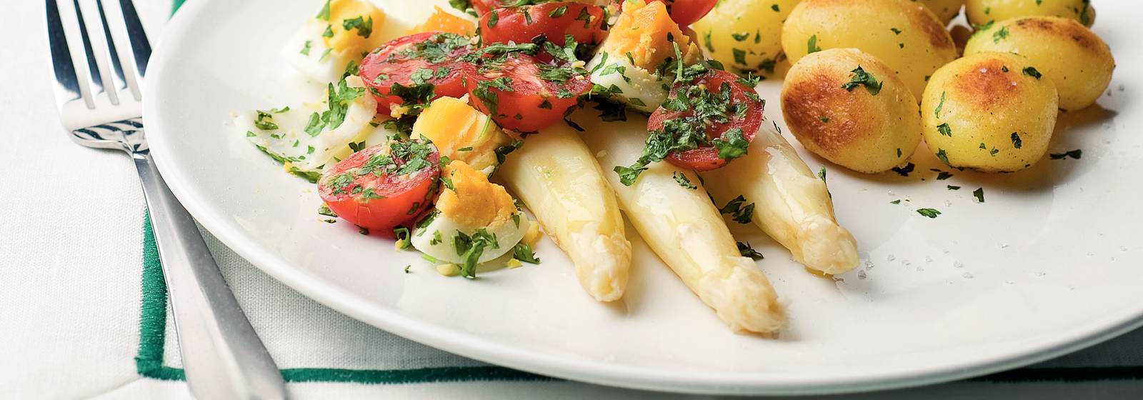 Witte asperges met tomaten en eieren recept - Allerhande | Albert Heijn