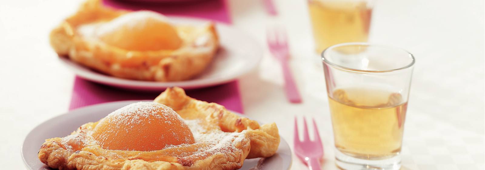 Bladerdeegtaartjes met gele room en perzik recept - Allerhande | Albert ...