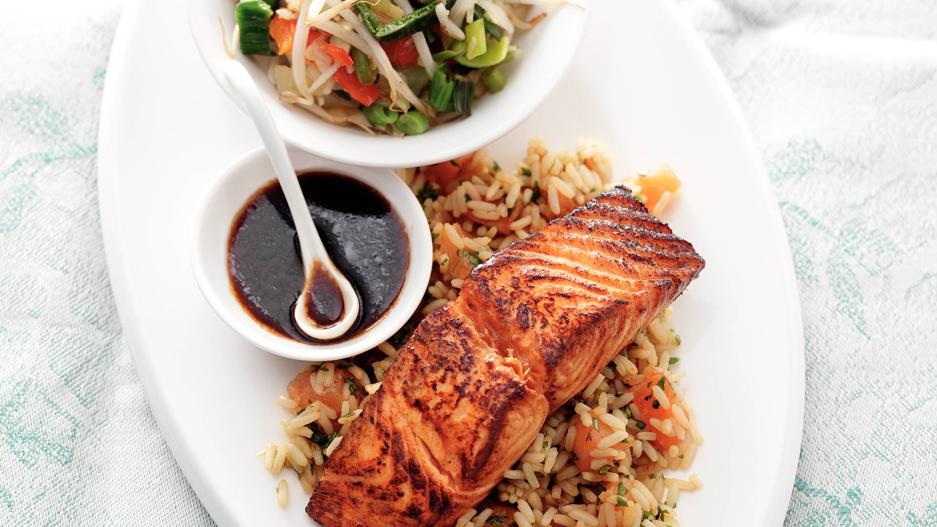 Zalmfilet met Chinese kruiden en gerookte zalmrijst recept - Allerhande ...