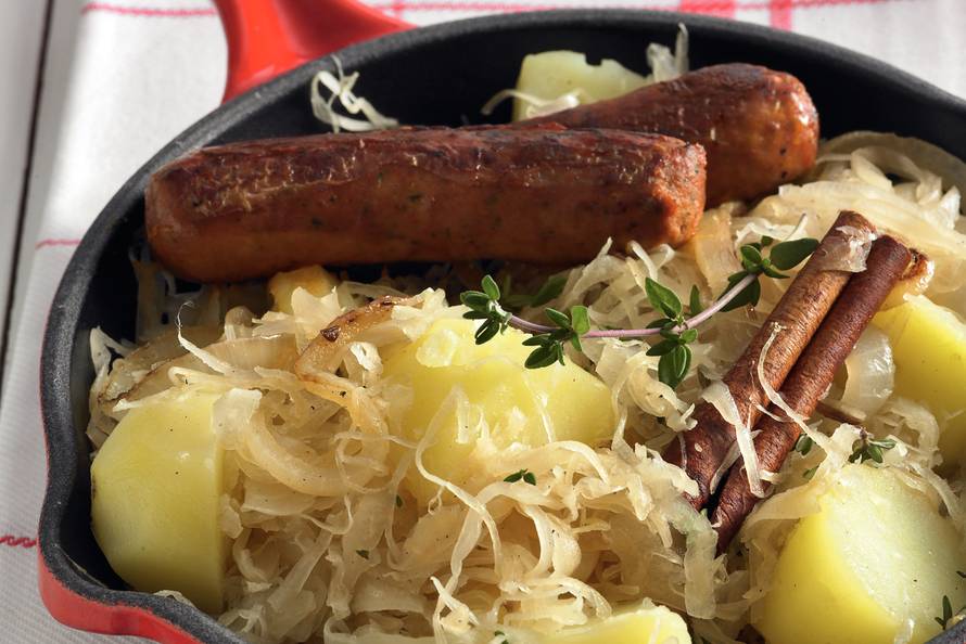 Zuurkoolstoof met lamsworstjes recept - Allerhande | Albert Heijn