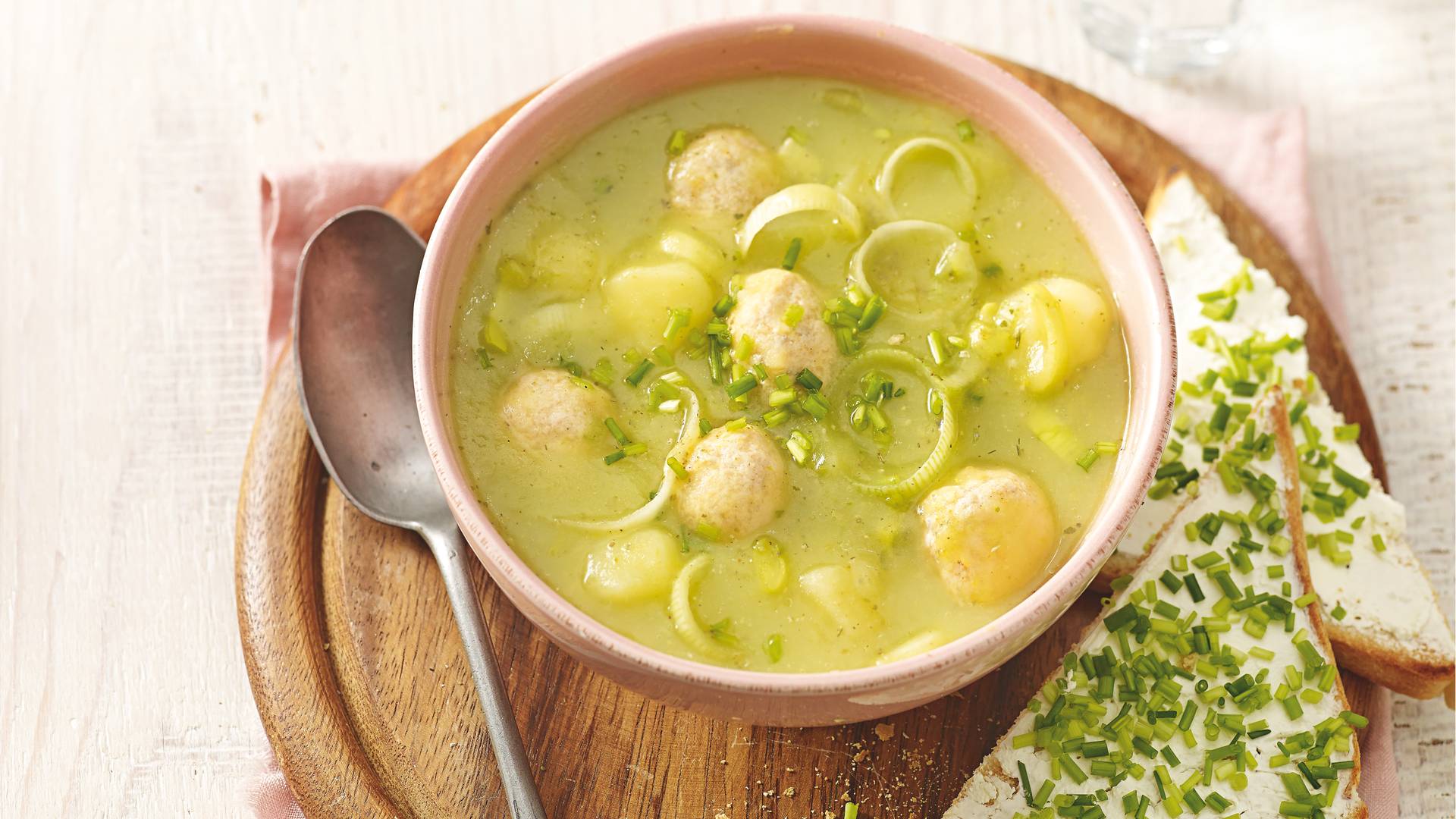 Aard­ap­pel­prei­soep met zalm­bal­le­tjes recept - Allerhande | Albert ...