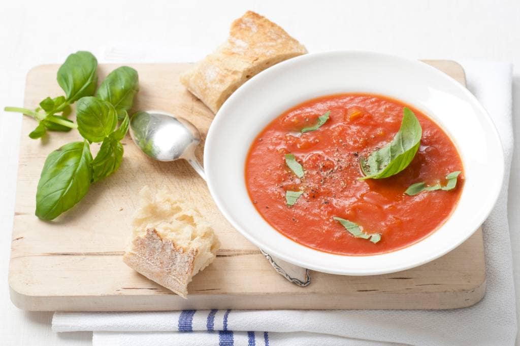 Tomatensoep met verse basilicum recept - Allerhande | Albert Heijn
