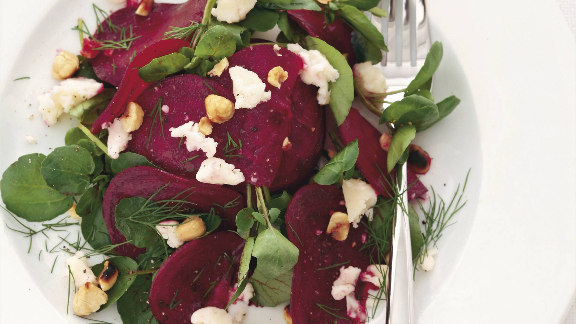 Bietensalade met geitenkaas en hazelnoten recept - Allerhande | Albert ...