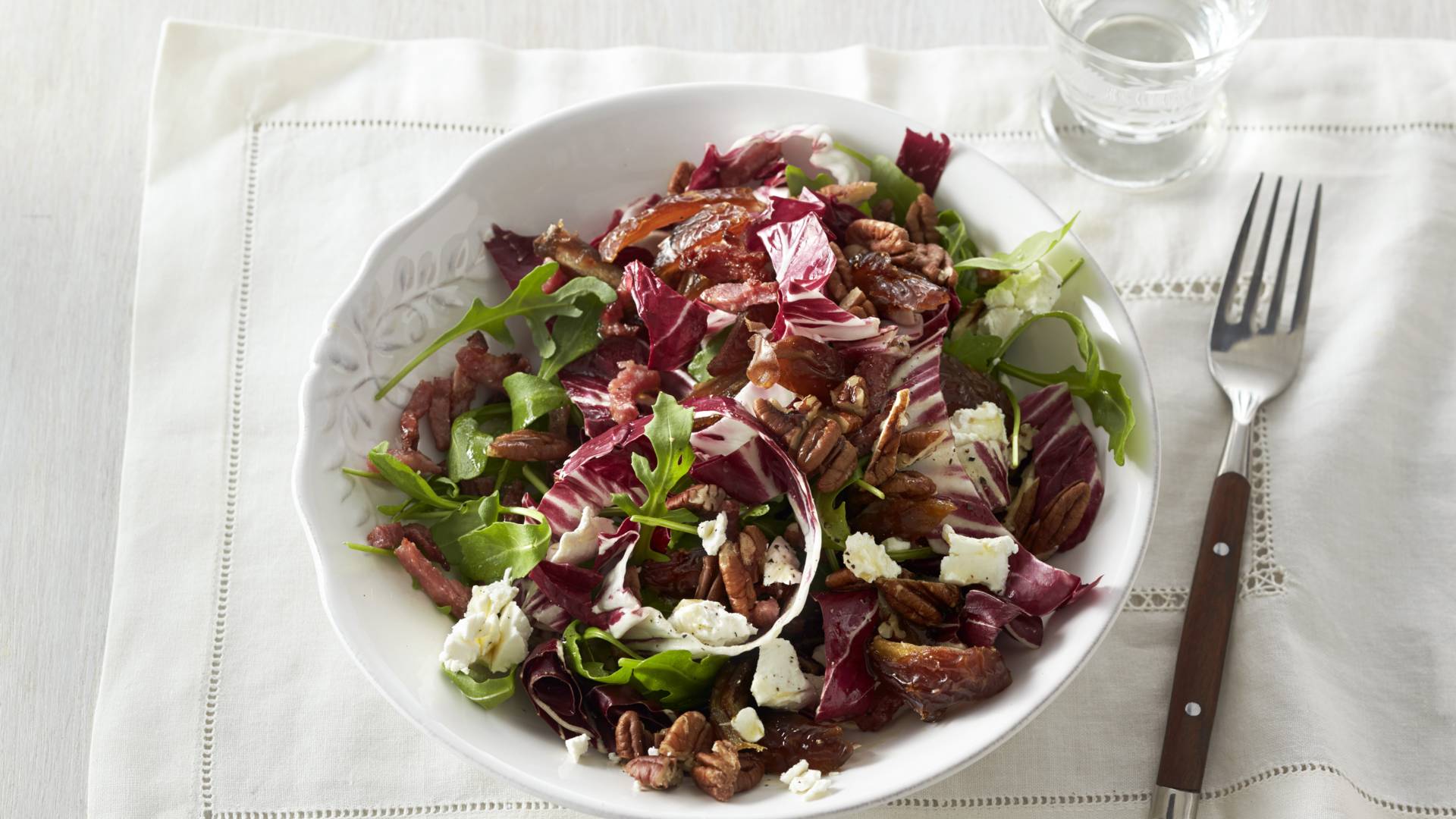 Radicchio salade met dadels, geitenkaas, bacon & pecannoten recept ...