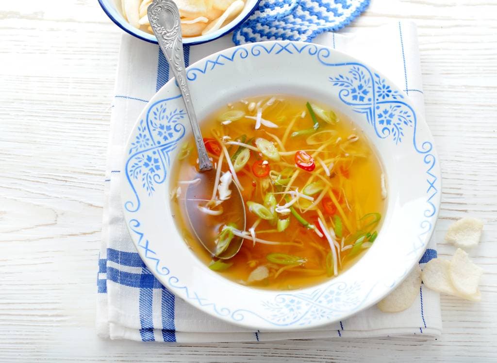 Heldere groentesoep met gember, bosui en taugé recept - Allerhande ...
