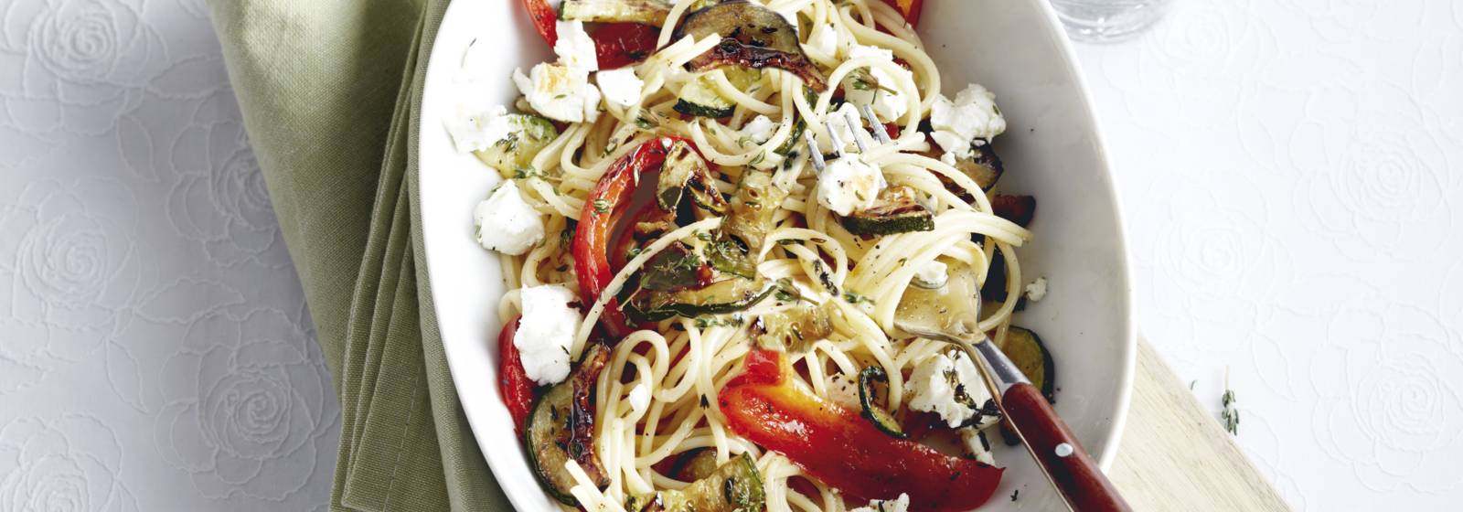 Pittige spaghetti met groenten en geitenkaas recept - Allerhande ...