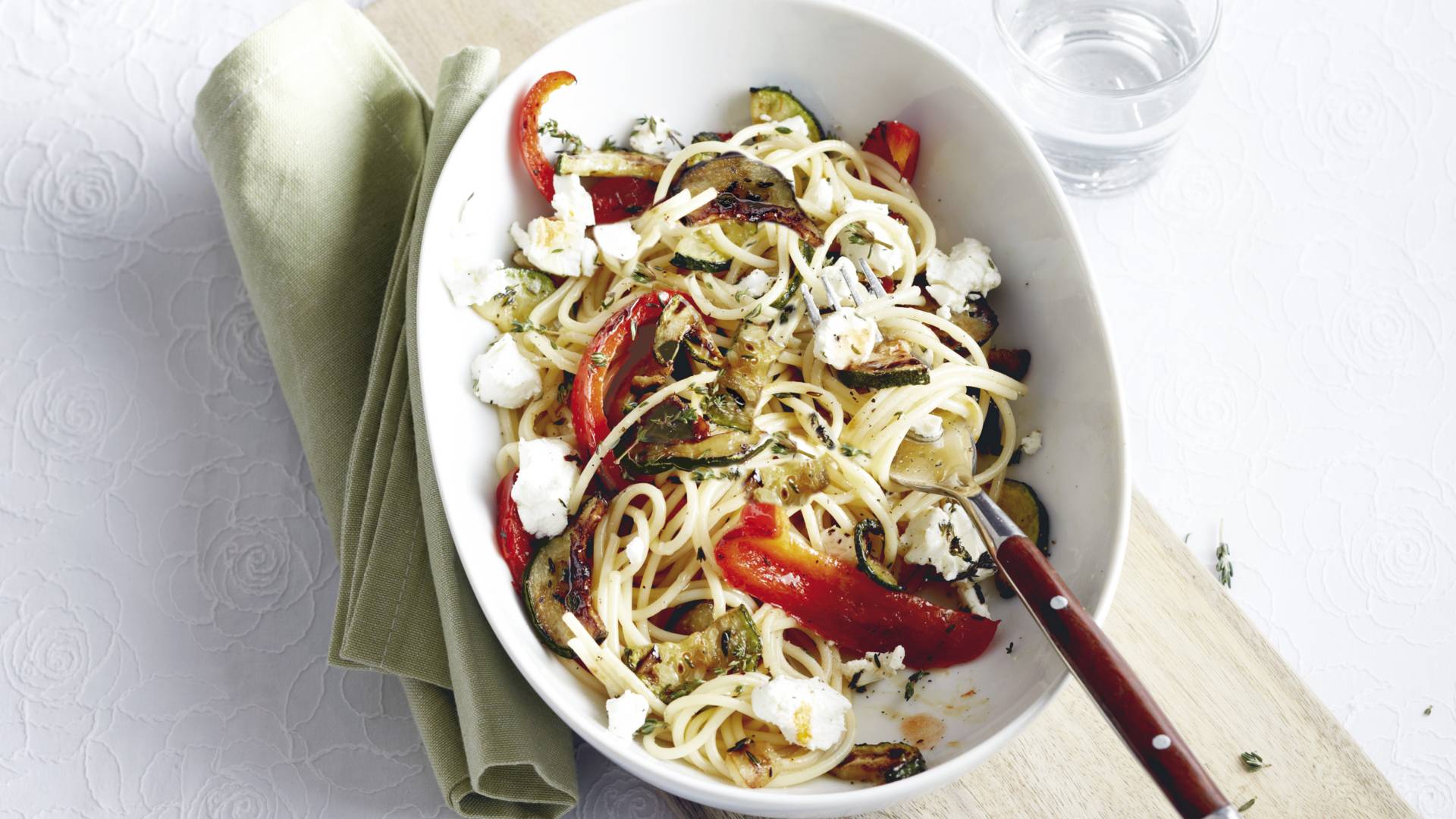 Pittige spaghetti met groenten en geitenkaas recept - Allerhande ...