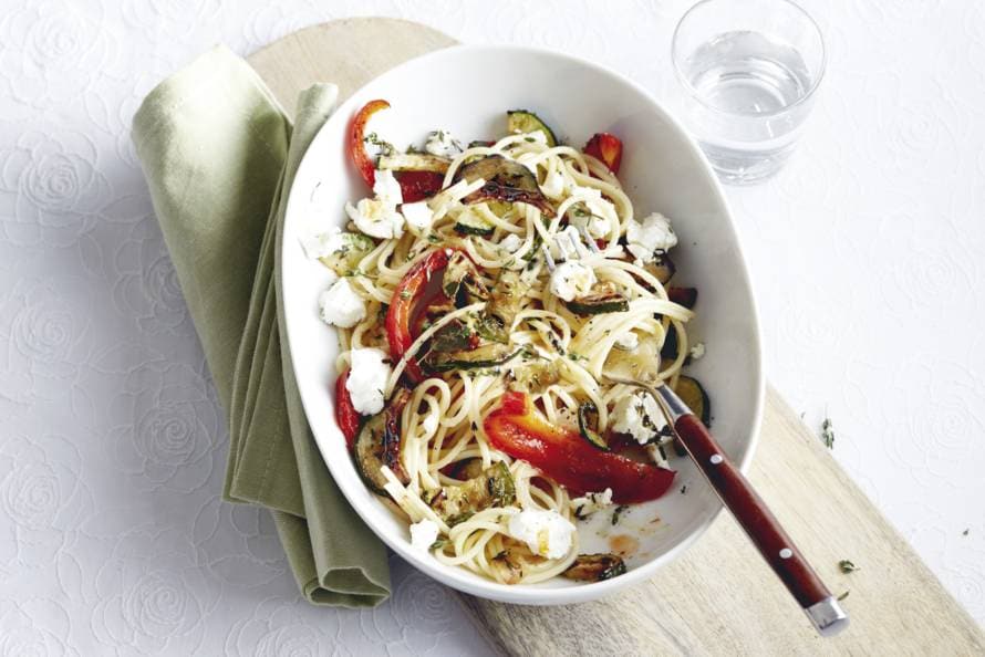 Pittige spaghetti met groenten en geitenkaas recept - Allerhande ...